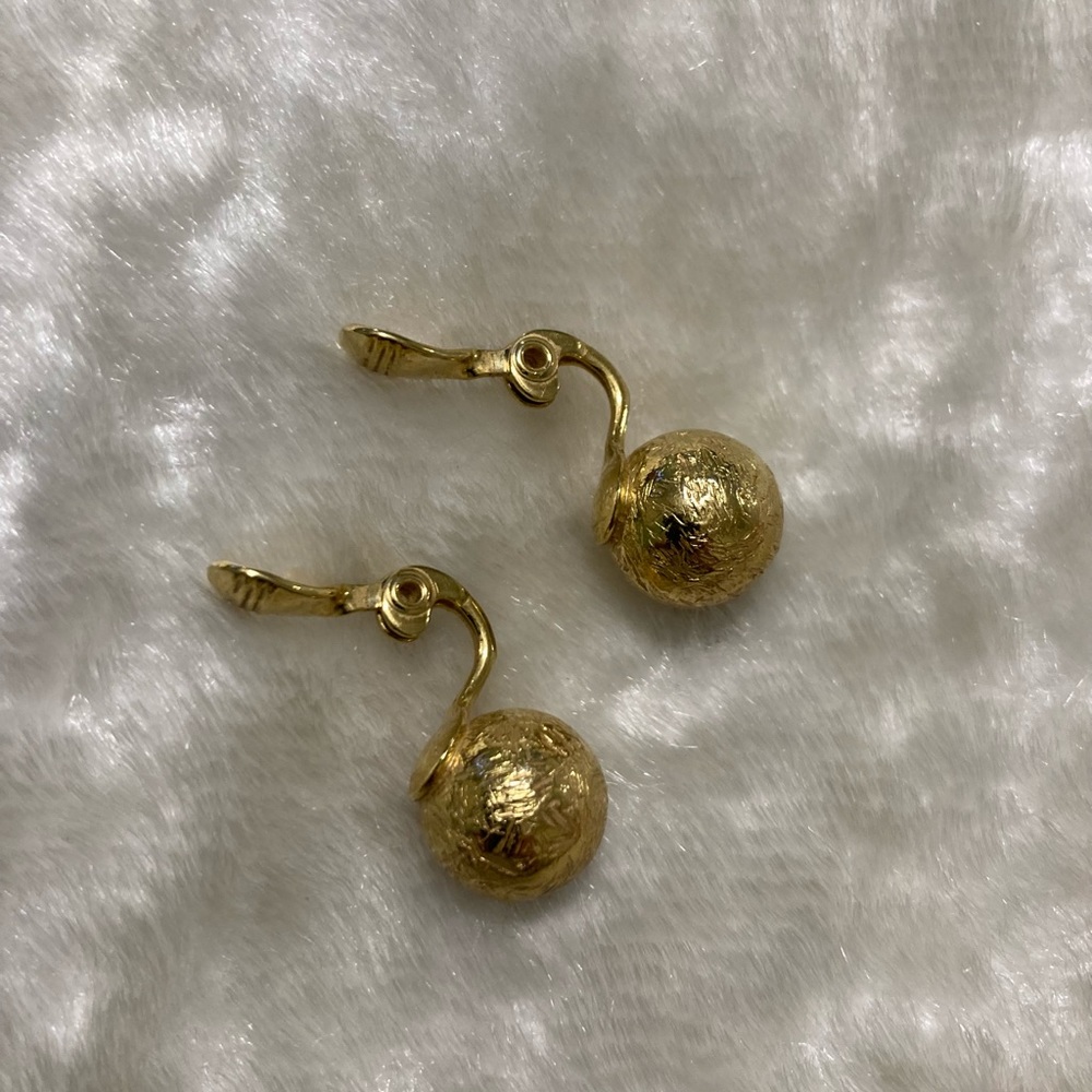 Vtg Monet Textured Gold Ball Clip On Earrings - Gem
